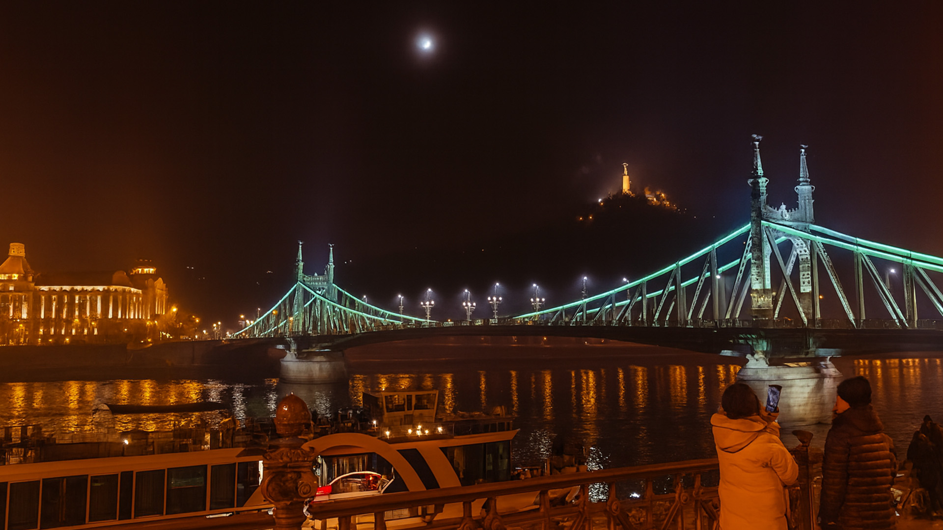 Budapest, Hungría - Paseo de Año Nuevo en 4K