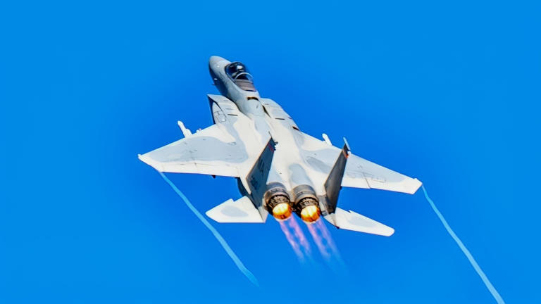 Russia built the MiG 1.44 to beat the F-22 in the 1990s — its design ...