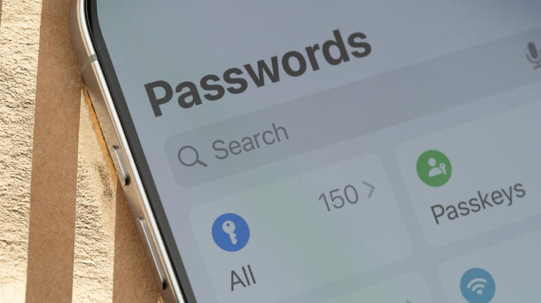 How To Use iOS's Built In Password Manager Feature (And Why You Should)