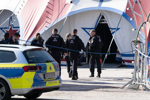 27-Year-Old Trapeze Artist Dies in 'Tragic' Circus Accident After Fall ...