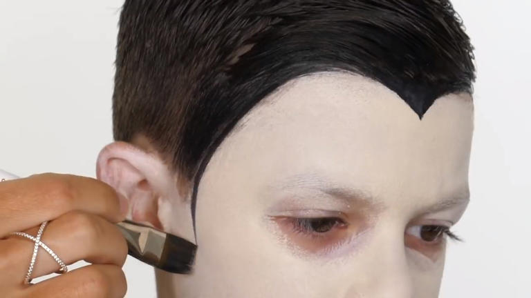 How to create a vampire face paint look in 7 easy steps