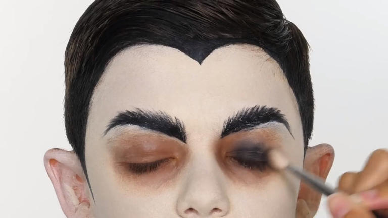 How to create a vampire face paint look in 7 easy steps