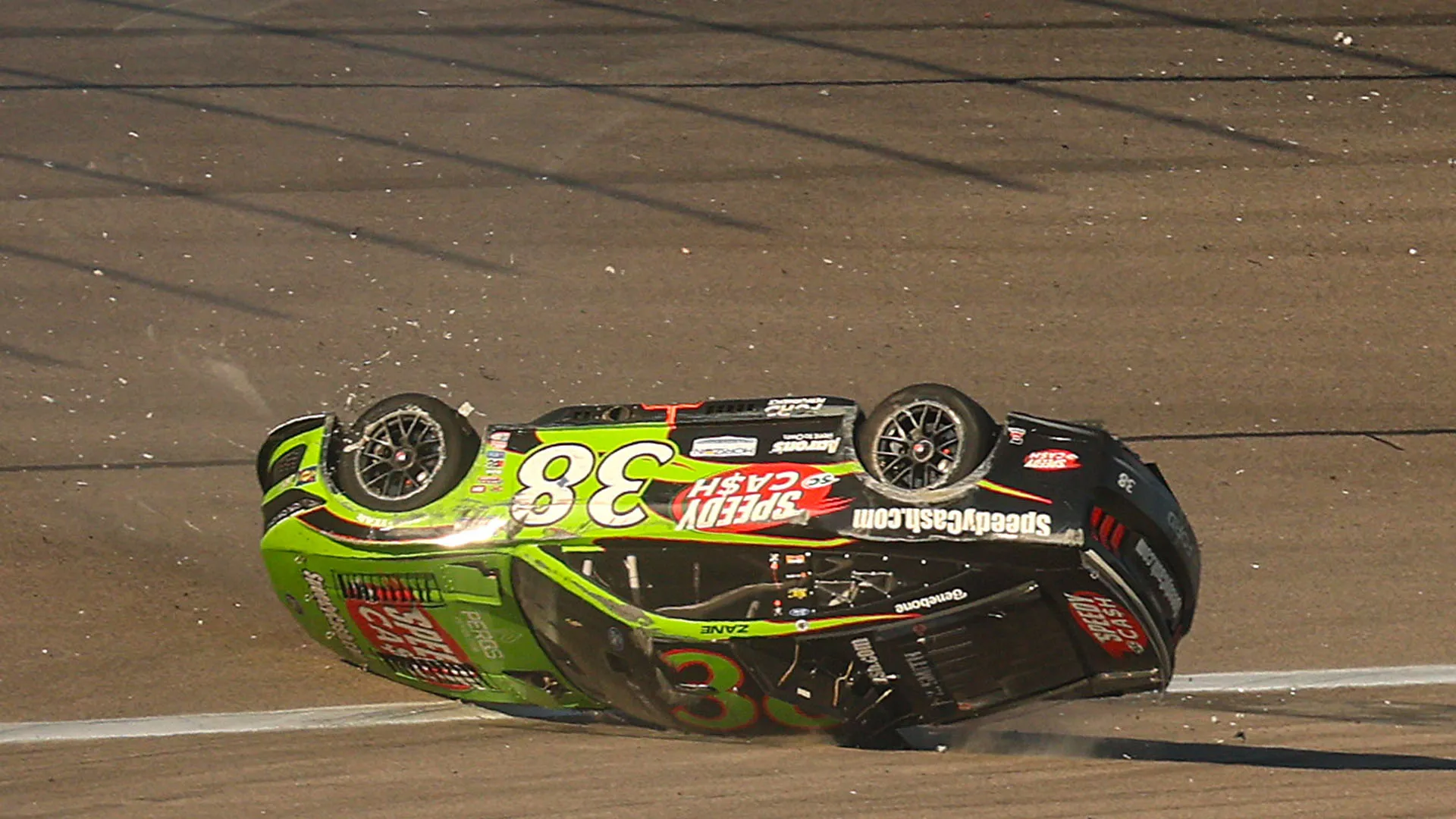 Schrecklicher Unfall: Auto überschlägt sich mehrmals auf der ...