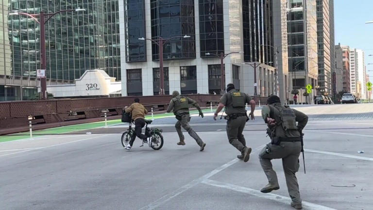 Incredible scenes see US immigration agents chasing man on Chicago streets