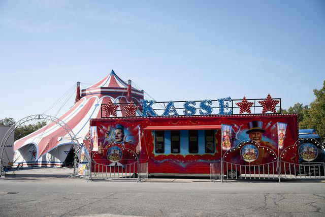 27-Year-Old Trapeze Artist Dies in 'Tragic' Circus Accident After Fall ...