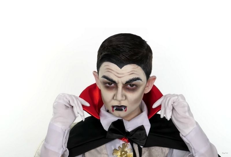 How to create a vampire face paint look in 7 easy steps