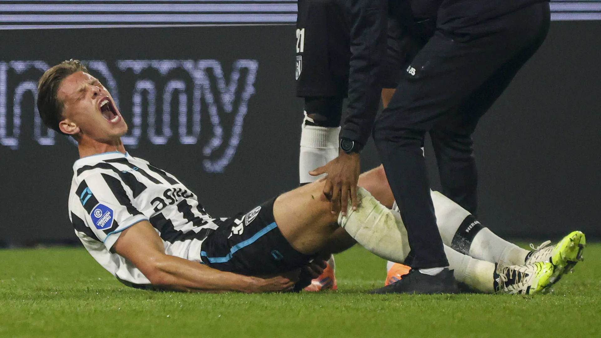 Hij blesseert zijn knie opnieuw en is wanhopig: De foto's