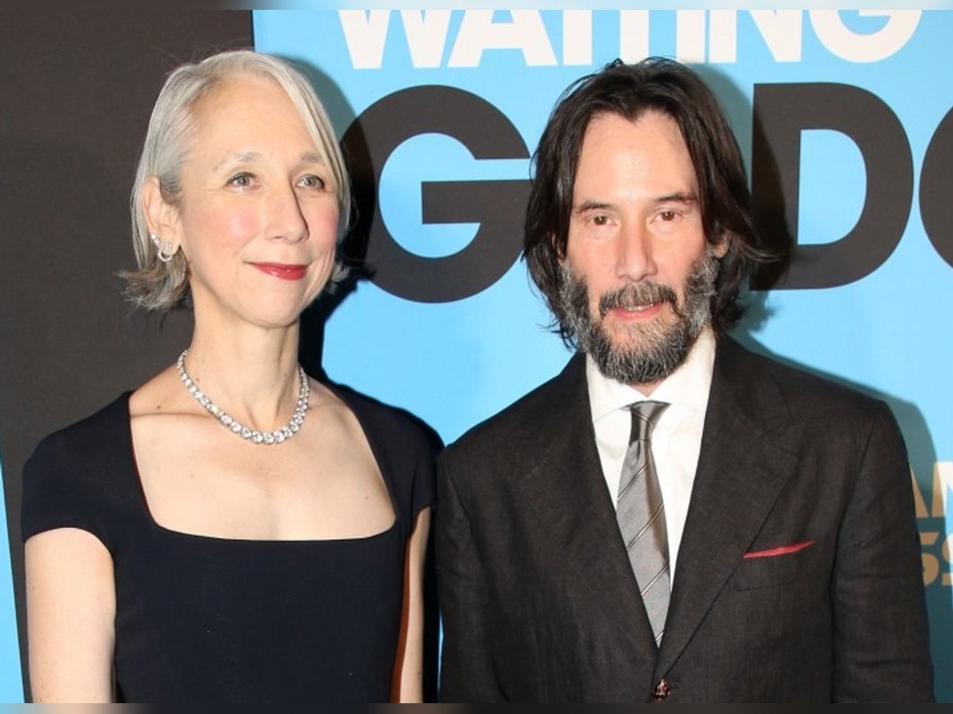 Keanu Reeves shows off his love on the red carpet