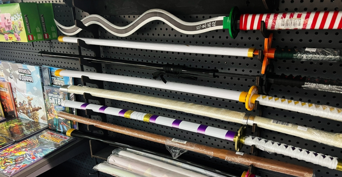 10 Replica Props From Comics That Fans Collect