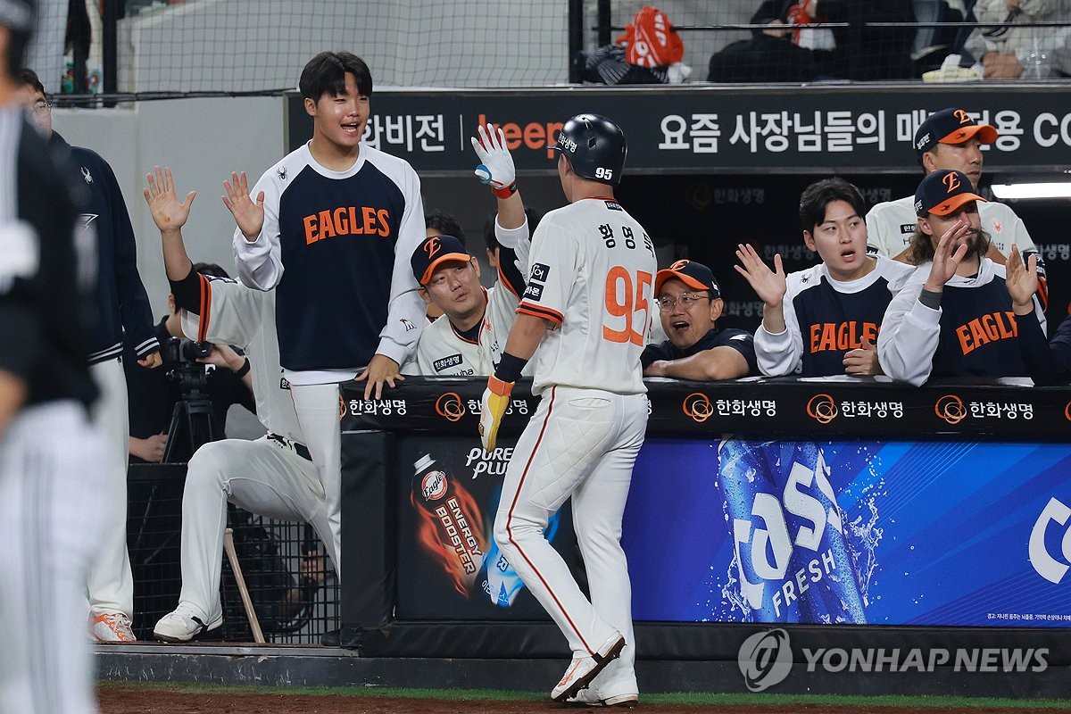 Eagles hold off Twins to stay alive in KBO pennant chase