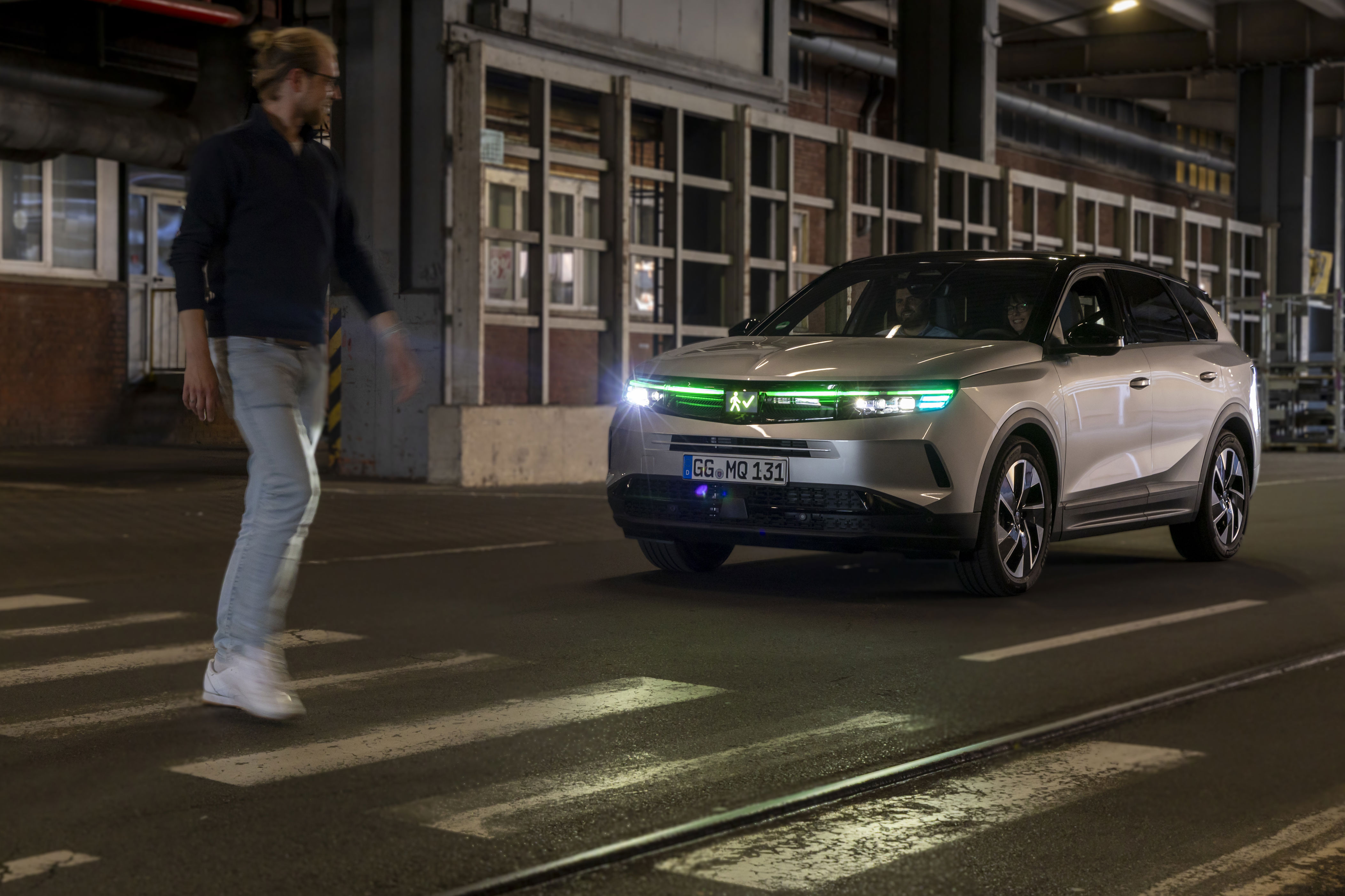 Dit prototype van Opel laat zien hoe auto’s in de toekomst met mensen ...