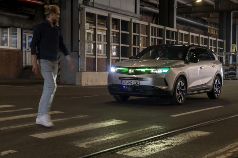 Dit prototype van Opel laat zien hoe auto’s in de toekomst met mensen ...