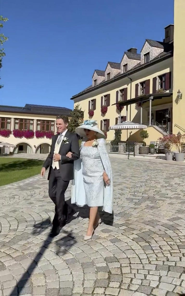 Joan Collins, 92, walks son Alexander Newley down the aisle at his ...