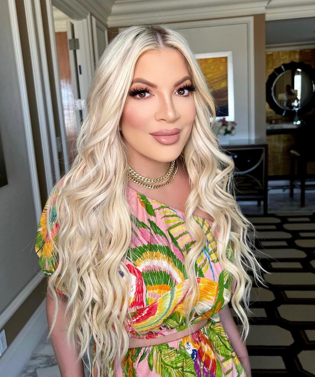 Tori Spelling cuts her own hair into a bob: ‘Chop chop’