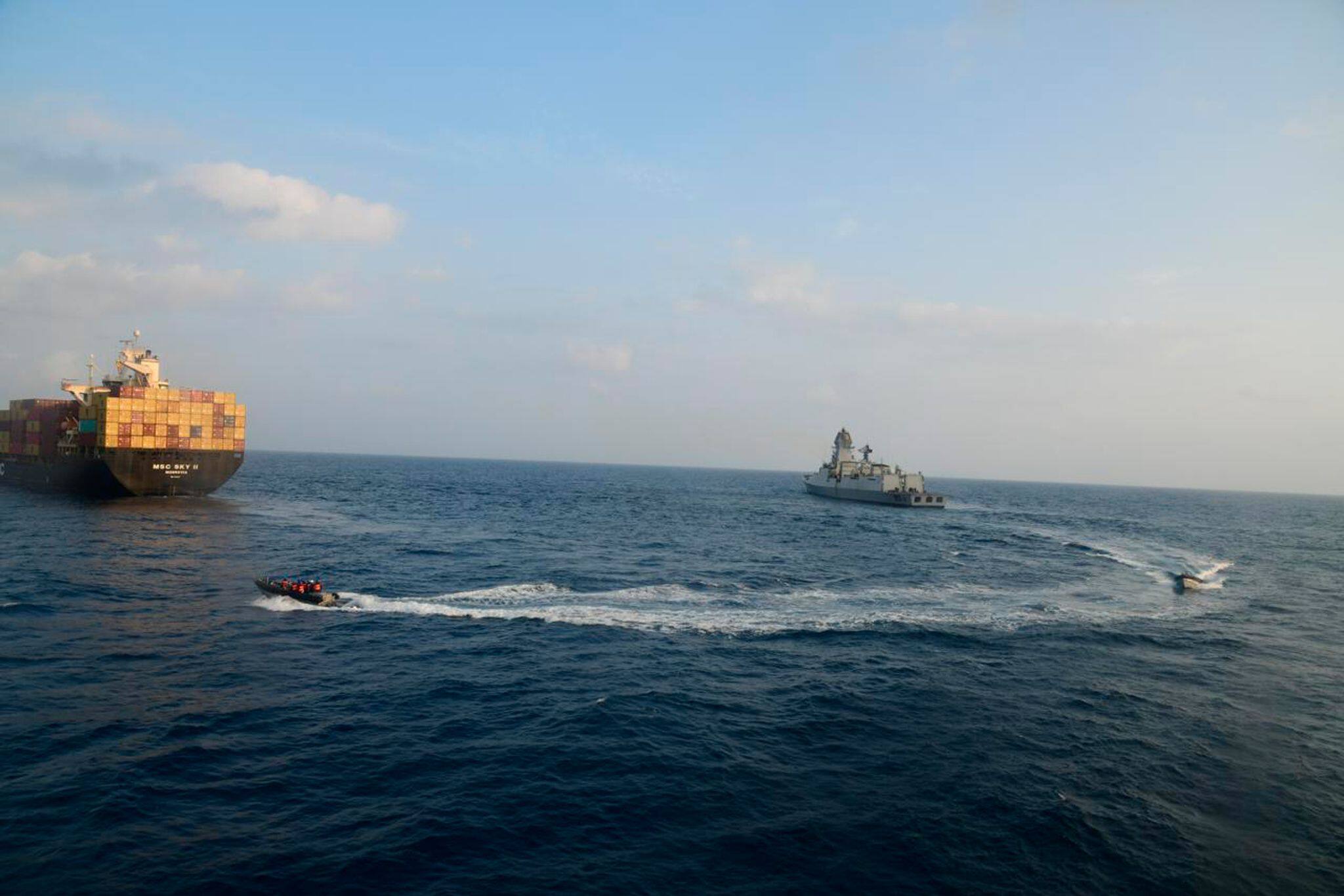 Niederländisches Schiff im Golf von Aden brennt nach möglichem Huhti ...