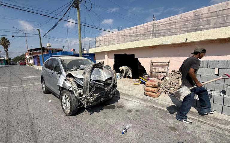 Mujer pierde el control y choca con muro de una casa tras presunto intento de asalto en Saltillo