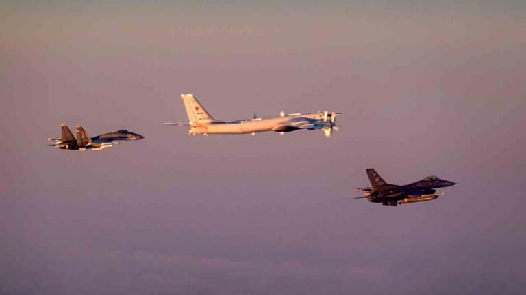 AS merilis gambar intersepsi pembom Rusia Tu-95 dan jet tempur Su-35 di ...