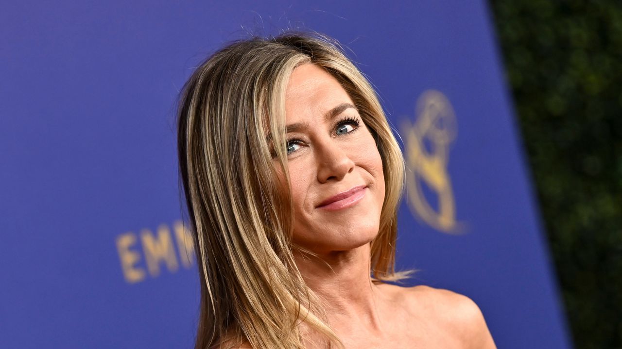 Jennifer Aniston channels Farrah Fawcett in the nostalgic Nike trainers ...