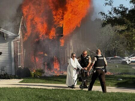 WATCH: Officers alert elderly woman to St. Louis County fire