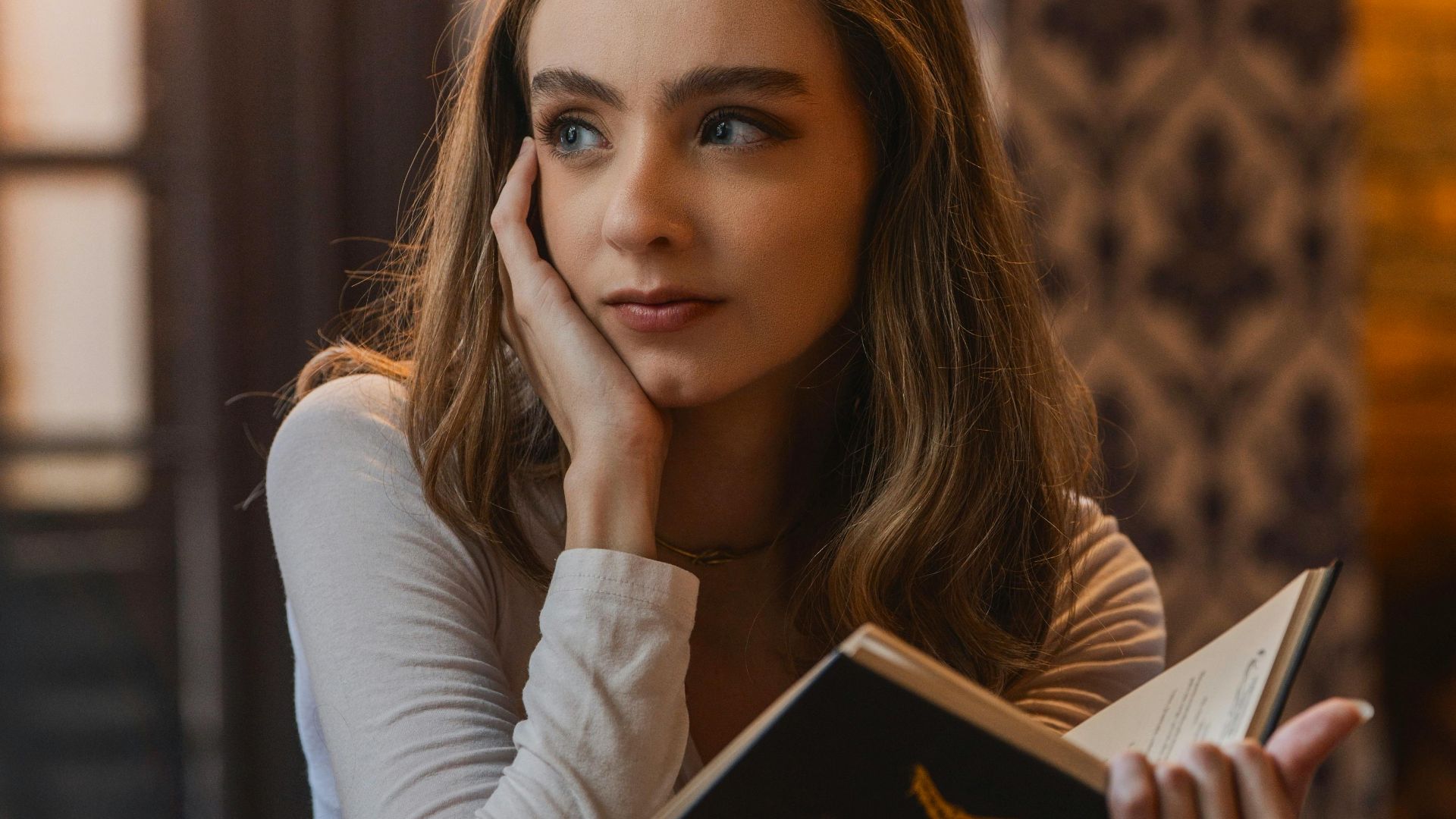 20 Subtle Flirting Techniques That Give You Butterflies