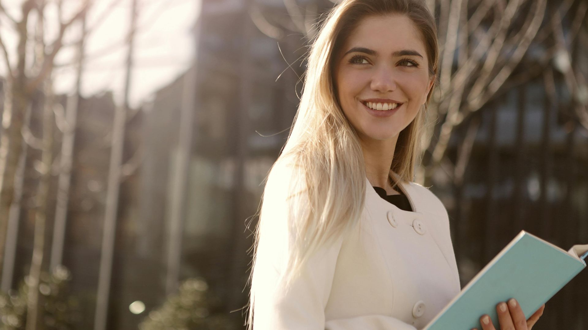 20 Subtle Flirting Techniques That Give You Butterflies