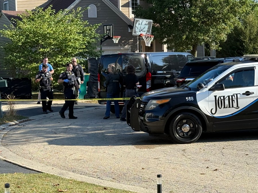 Husband, wife dead in apparent murder-suicide, 4 children unharmed ...