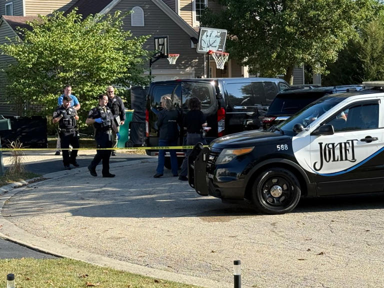 Husband Wife Dead In Apparent Murder Suicide 4 Children Unharmed