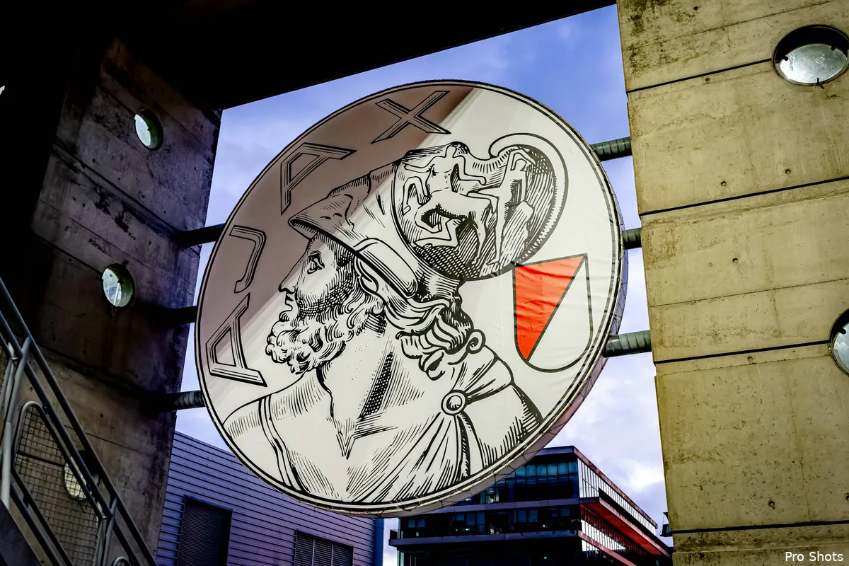 Ajax verlegt focus naar rechtsbackpositie en komt uit bij Braziliaans ...