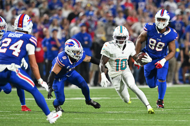 Bills aim to sign Tyreek Hill, outbidding Chiefs in NFL free agency