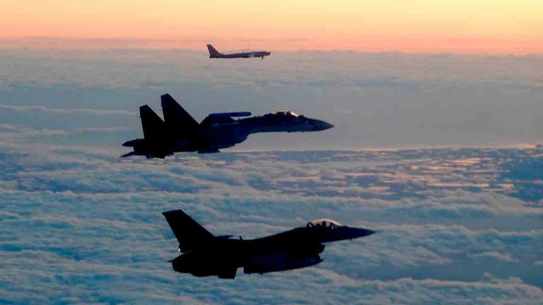 AS merilis gambar intersepsi pembom Rusia Tu-95 dan jet tempur Su-35 di ...