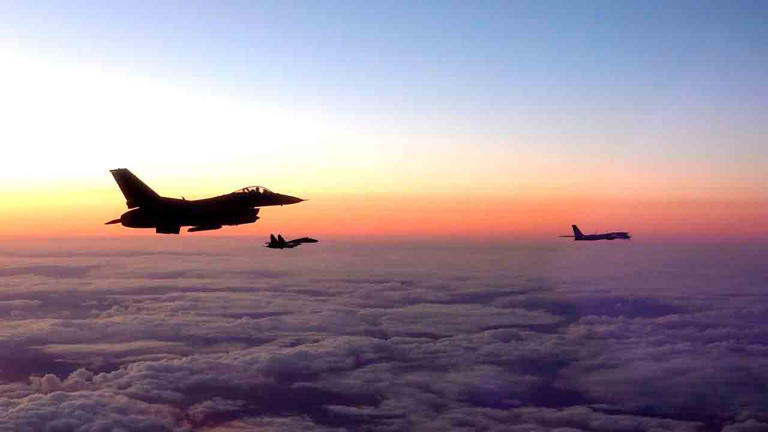 AS merilis gambar intersepsi pembom Rusia Tu-95 dan jet tempur Su-35 di ...