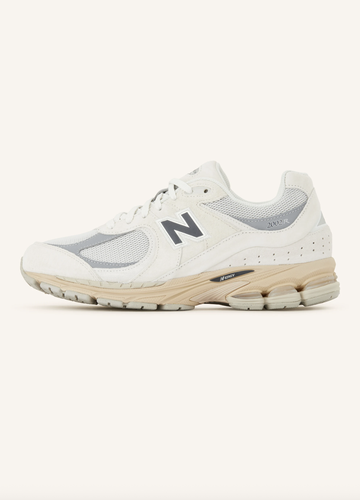 Statt weißen Sneakern: Alle lieben jetzt den „Grau-Beige“-Schuhtrend ...