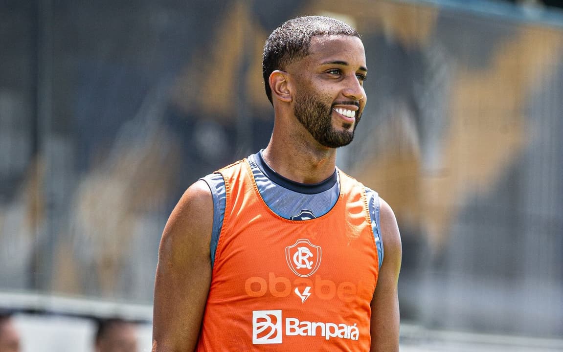 Ex-Flamengo e Palmeiras volta a jogar após um ano e se emociona