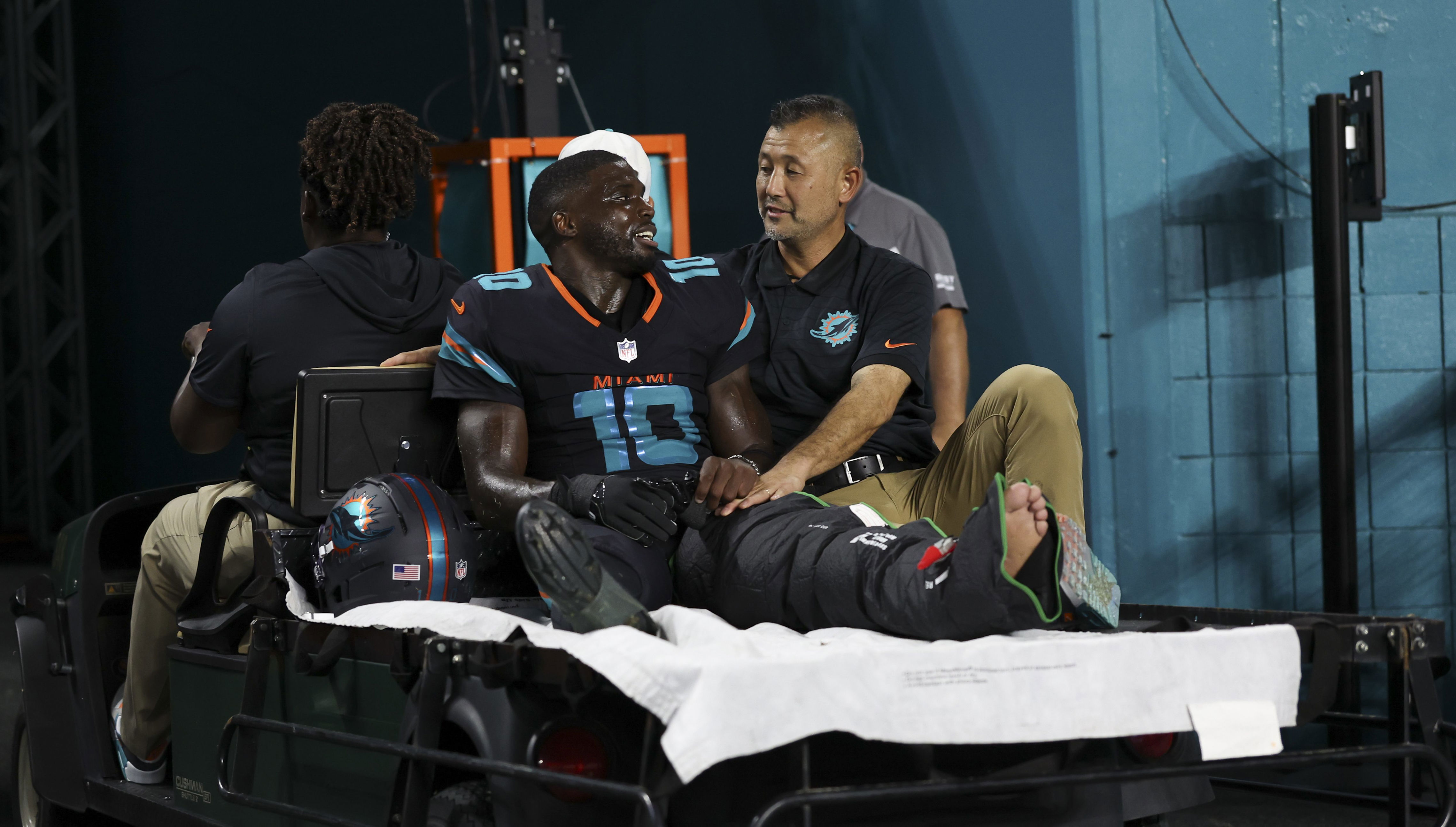 Dolphins' Tyreek Hill carted off with apparent serious leg injury vs. Jets