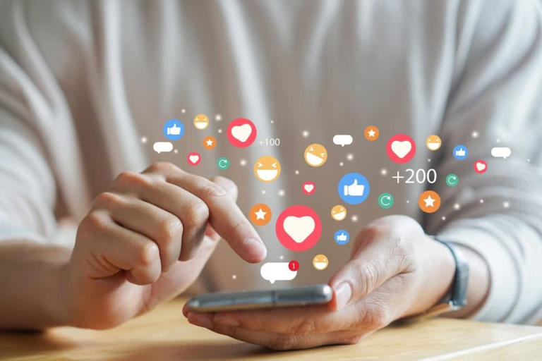 Dolphins’ Tyreek Hill carted off after horrific leg injury vs. Jets