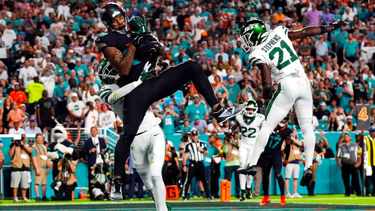 Dolphins offense gets going in MNF win over Jets, but loses Tyreek Hill
