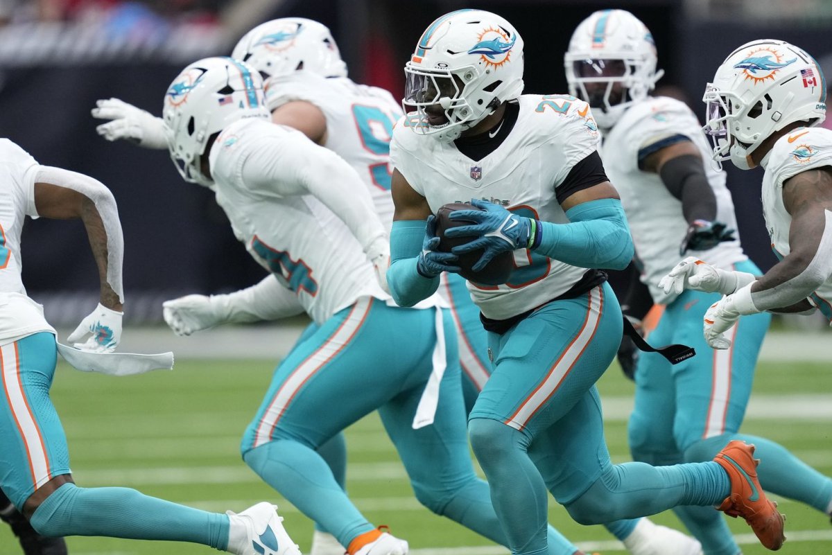 Dolphins beat Jets for first win, but lose Hill to ugly knee injury