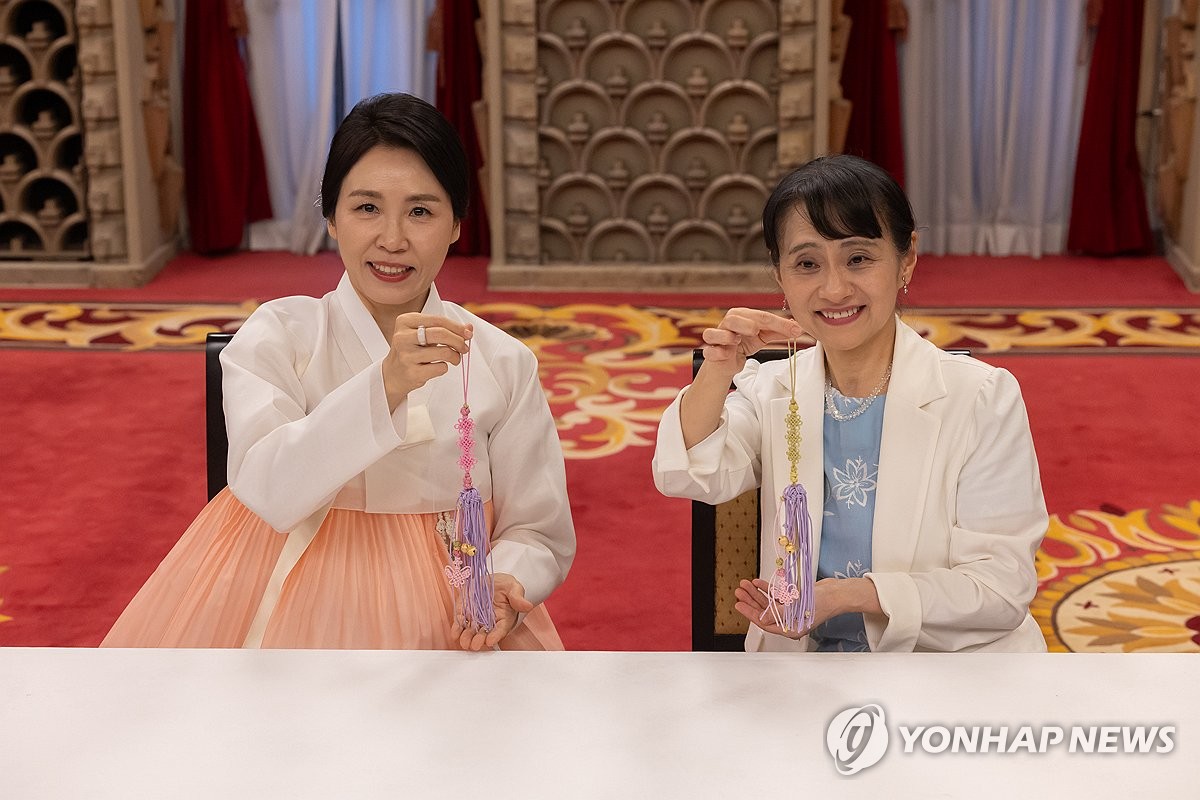 Wife of Japanese PM wishes speedy recovery of first lady Kim