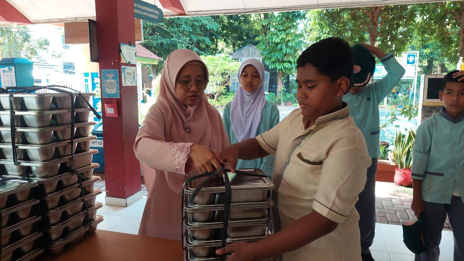 BGN Didukung Evaluasi Ompreng MBG, Pastikan Dapur Pakai Stainless 304 ...