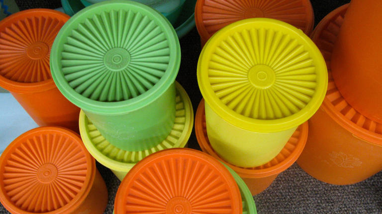 What You Need To Know Before Thrifting That Vintage Tupperware