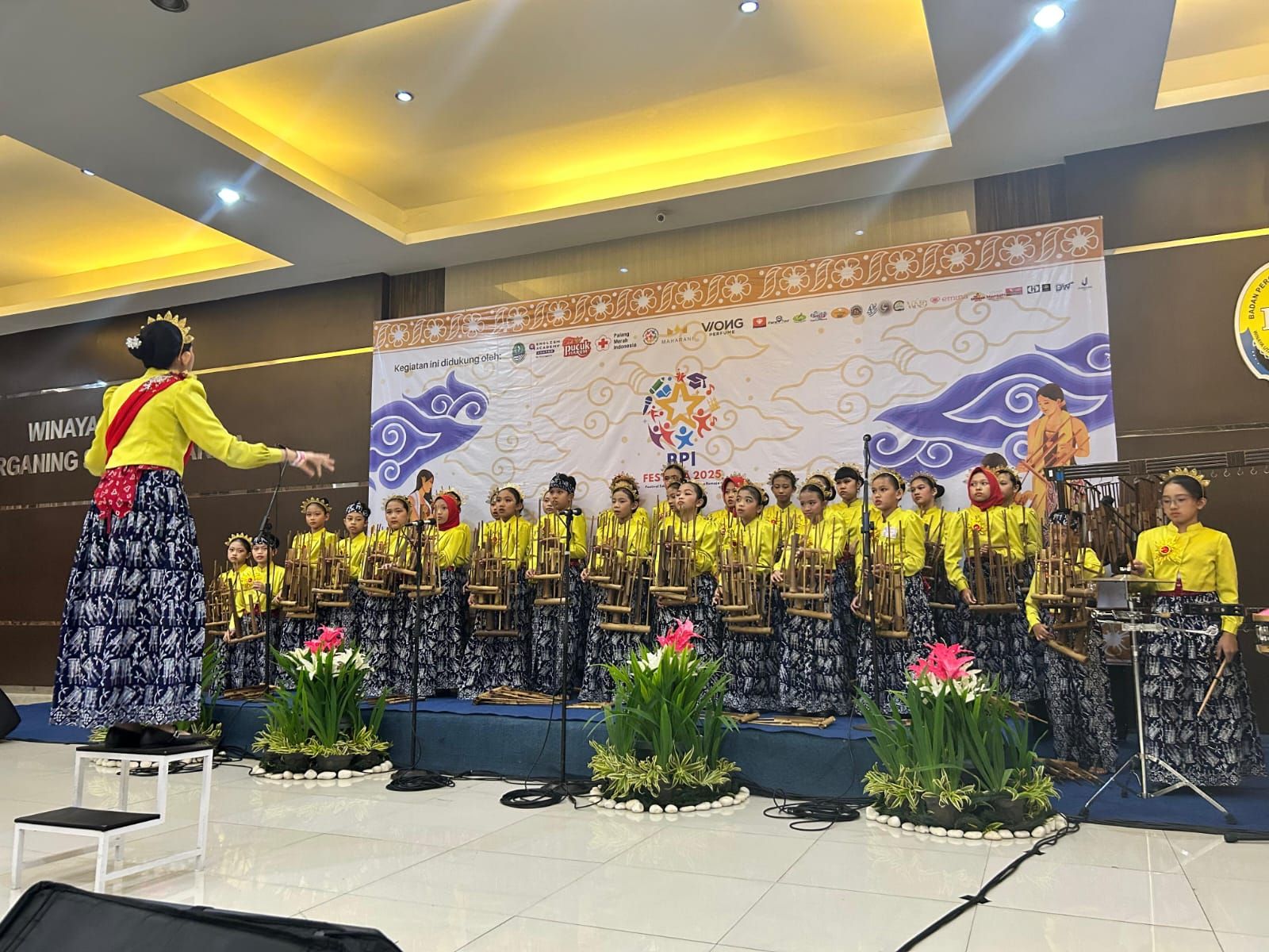 Harmoni Menggetarkan Jiwa, Lomba Angklung Festara 2025 BPI Suguhkan ...
