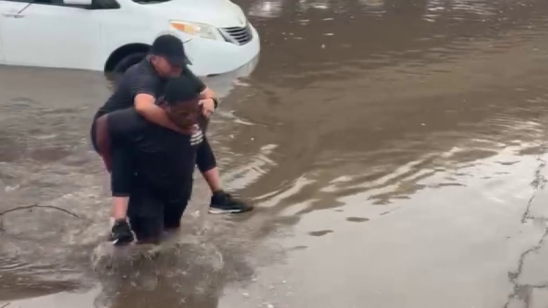 WATCH: Man rescues 2 women trapped in van on flooded Phoenix freeway
