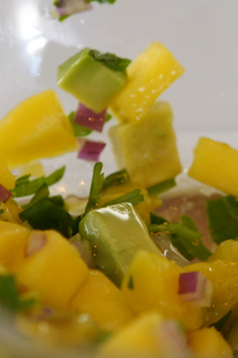 Salsa de mangue fraîche avec avocat, jalapeño et oignon rouge