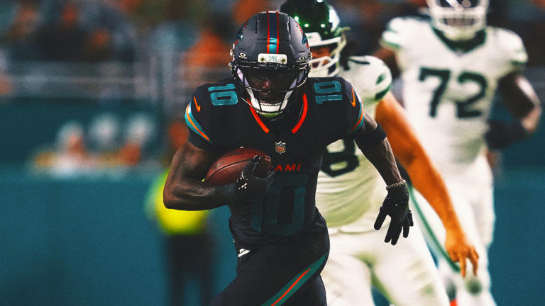 Tyreek Hill Exits Jets vs. Dolphins With Gruesome Leg Injury