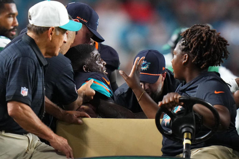 Dolphins’ Tyreek Hill carted off after horrific leg injury vs. Jets