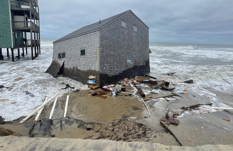 5 Outer Banks homes fall into ocean within 45 minutes as Hurricanes ...