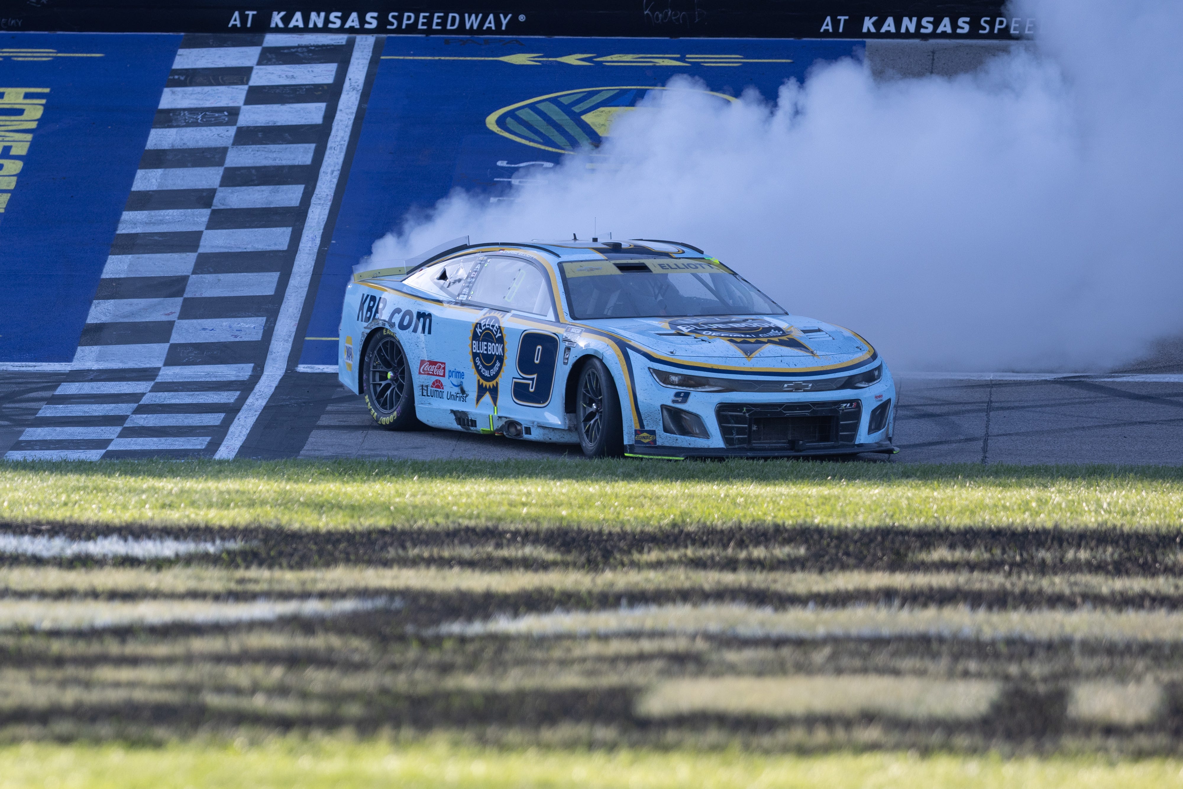 Watch Chase Elliott's onboard on final restart of Kansas win in 2025