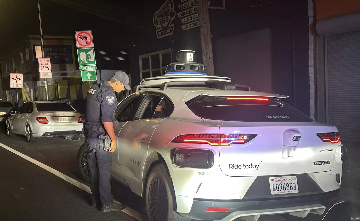 US Cops Pull Over A Car For Wrong U-Turn, Then A Plot Twist