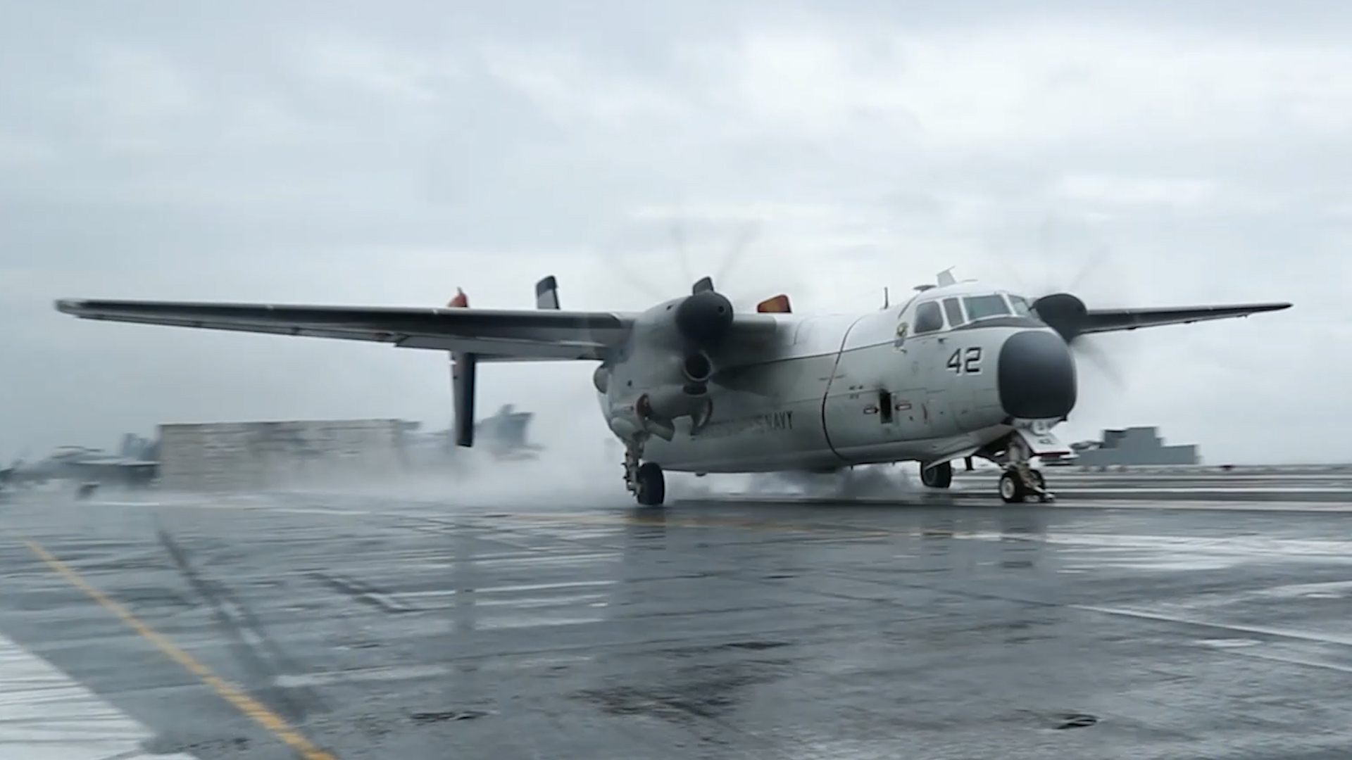 Decollo dell’aereo C-2A Greyhound della US Navy