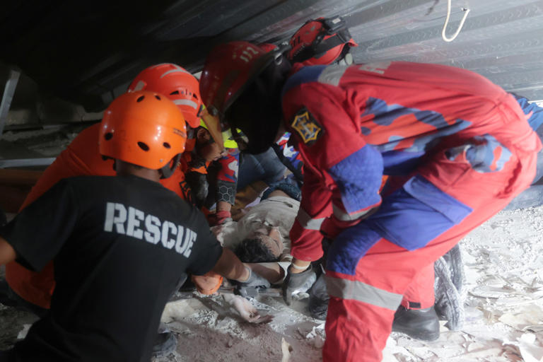 Rescuers run oxygen to survivors in Indonesia school building collapse ...